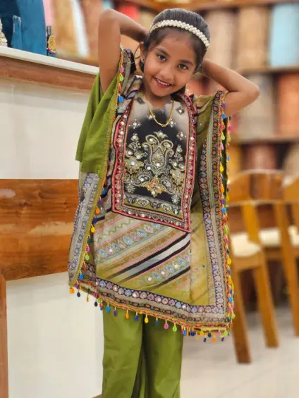 SEMI PARTY WEAR PURE GEORGETTE FABRIC KASHMIRI PRINT AND MIRROR WORKED ...